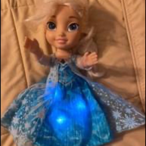 Disney Toys Disney Frozen Snow Glow Elsa Singing Doll Holiday T